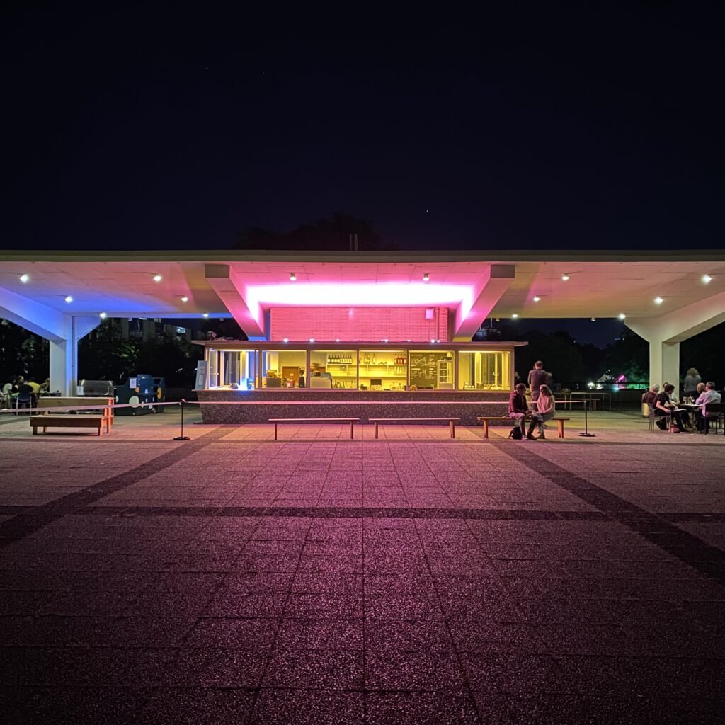 Weltwirtschaft Restaurant, Biergarten und Kiosk der Haus der Kulturen ...